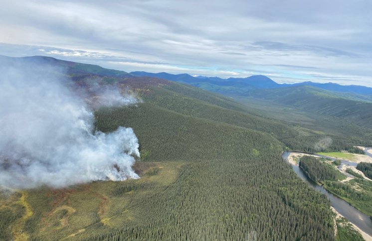 Smokejumpers, helicopter deployed to protect cabins from Yukon Creek ...